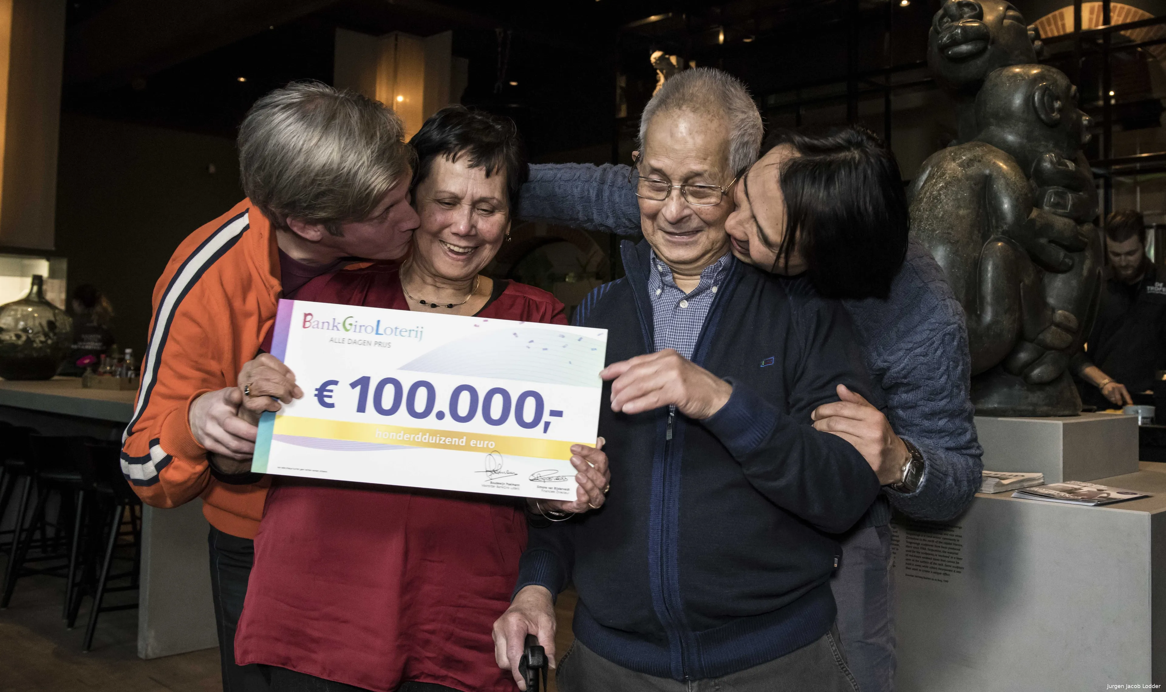 Joyce uit Waalwijk verrast met 100.000 euro van BankGiro Loterij
